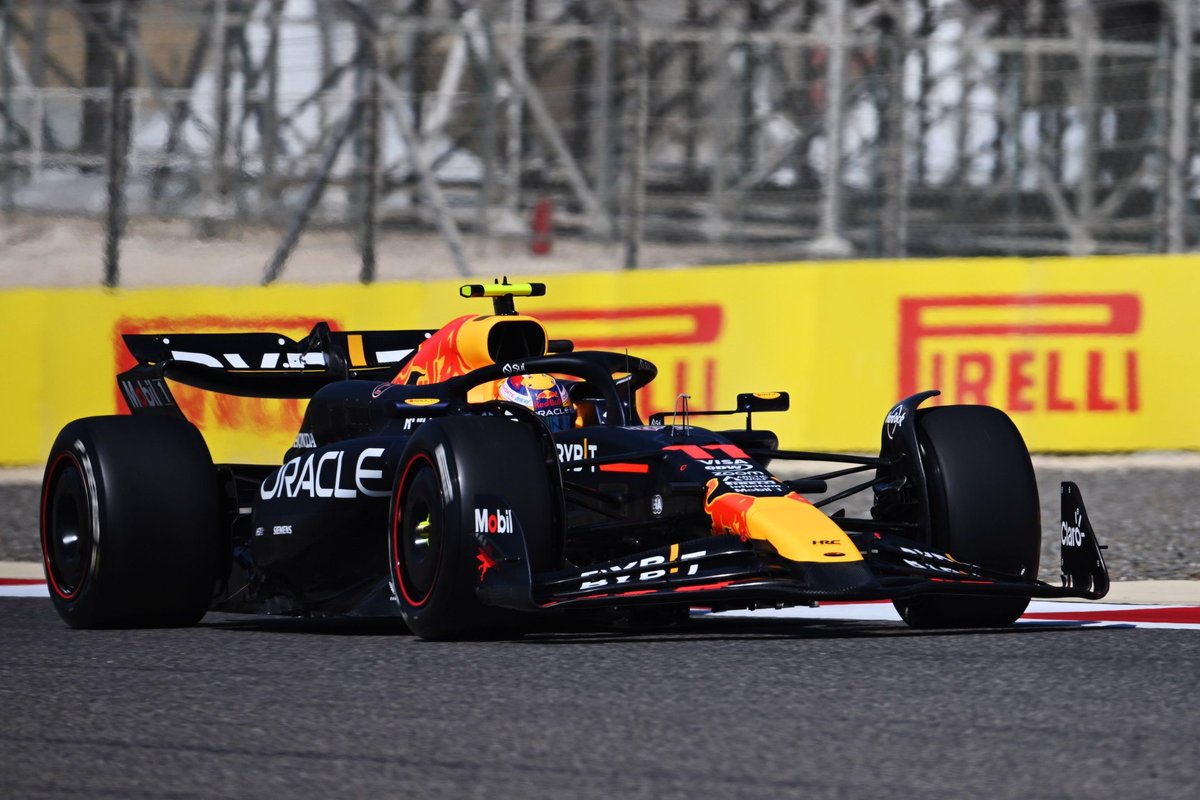 Checo Pérez comenzó la pretemporada con llamas en el RB20