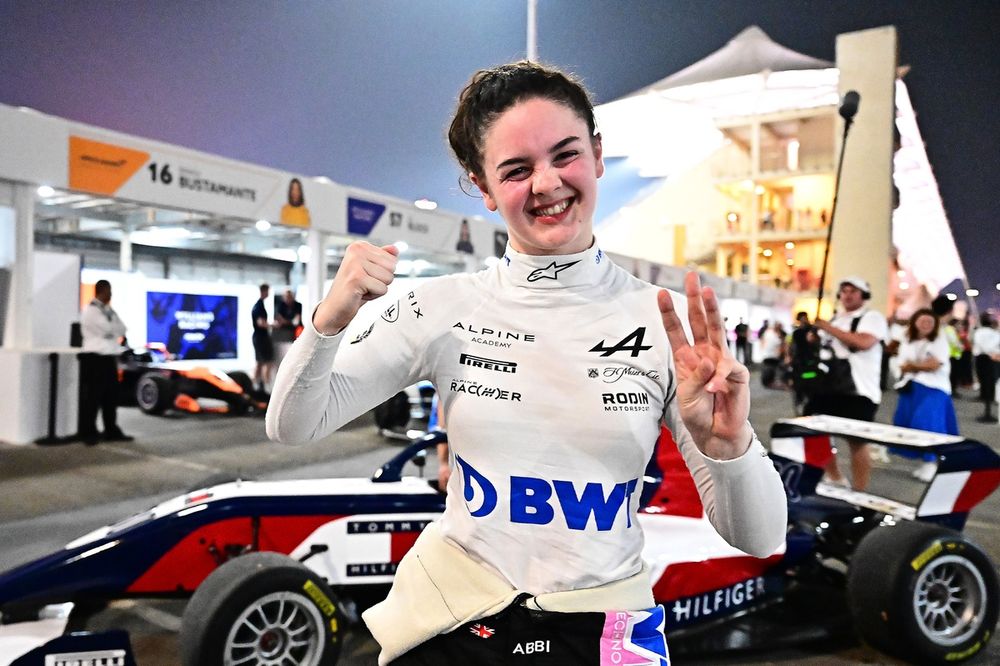Abbi Pulling celebró su título ganando las Carreras 1 y 2 en Abu Dhabi