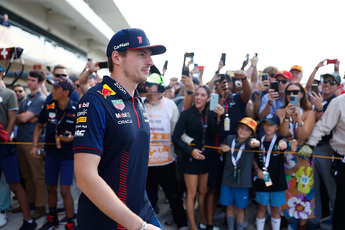 فيرستابن يشق طريقه من المركز السادس ليحرز الفوز بالسباق الرئيسي في أوستن