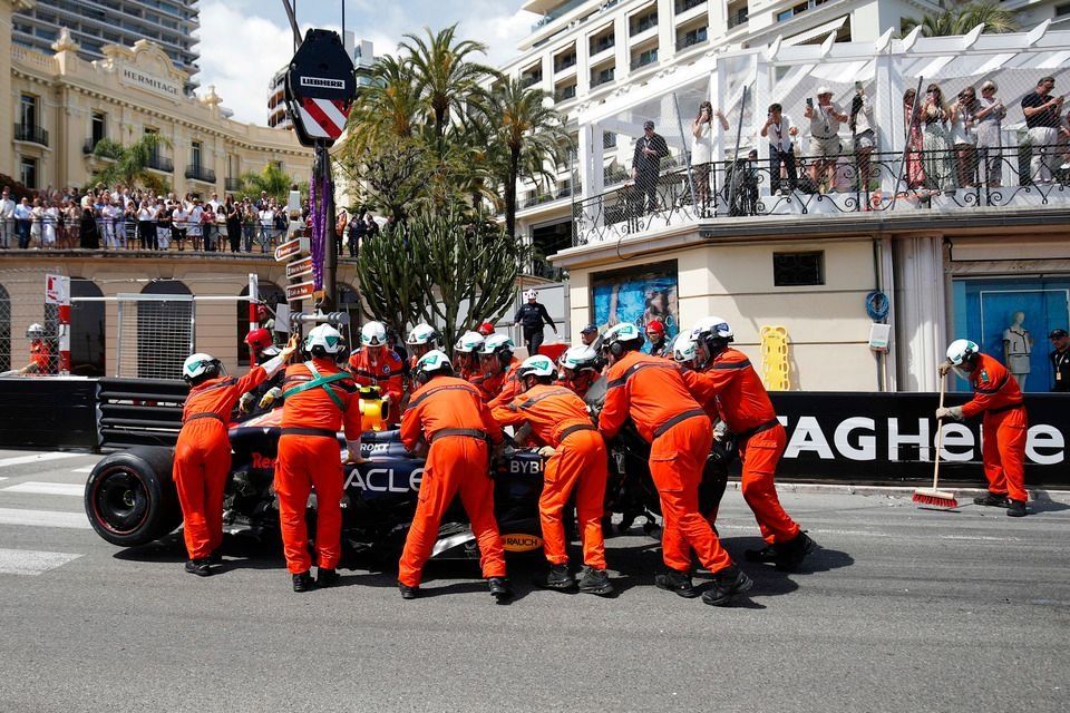 F1 Monaco GP red-flagged as Perez and Magnussen crash