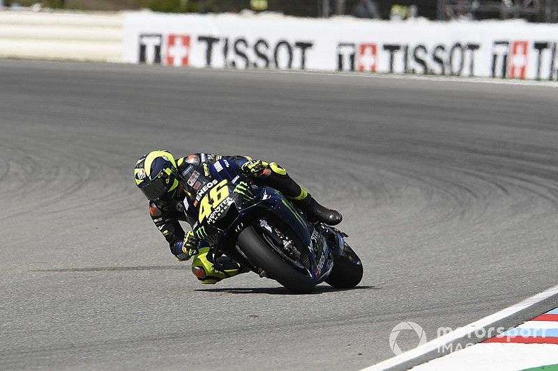 Rossi: “El lunes probaré un nuevo motor; hace un año fue un guardabarros”