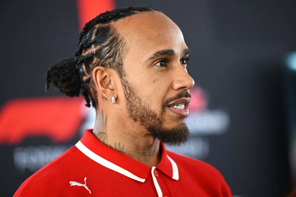 Hamilton de Ferrari estampa capa do F1 25; veja data de revelação