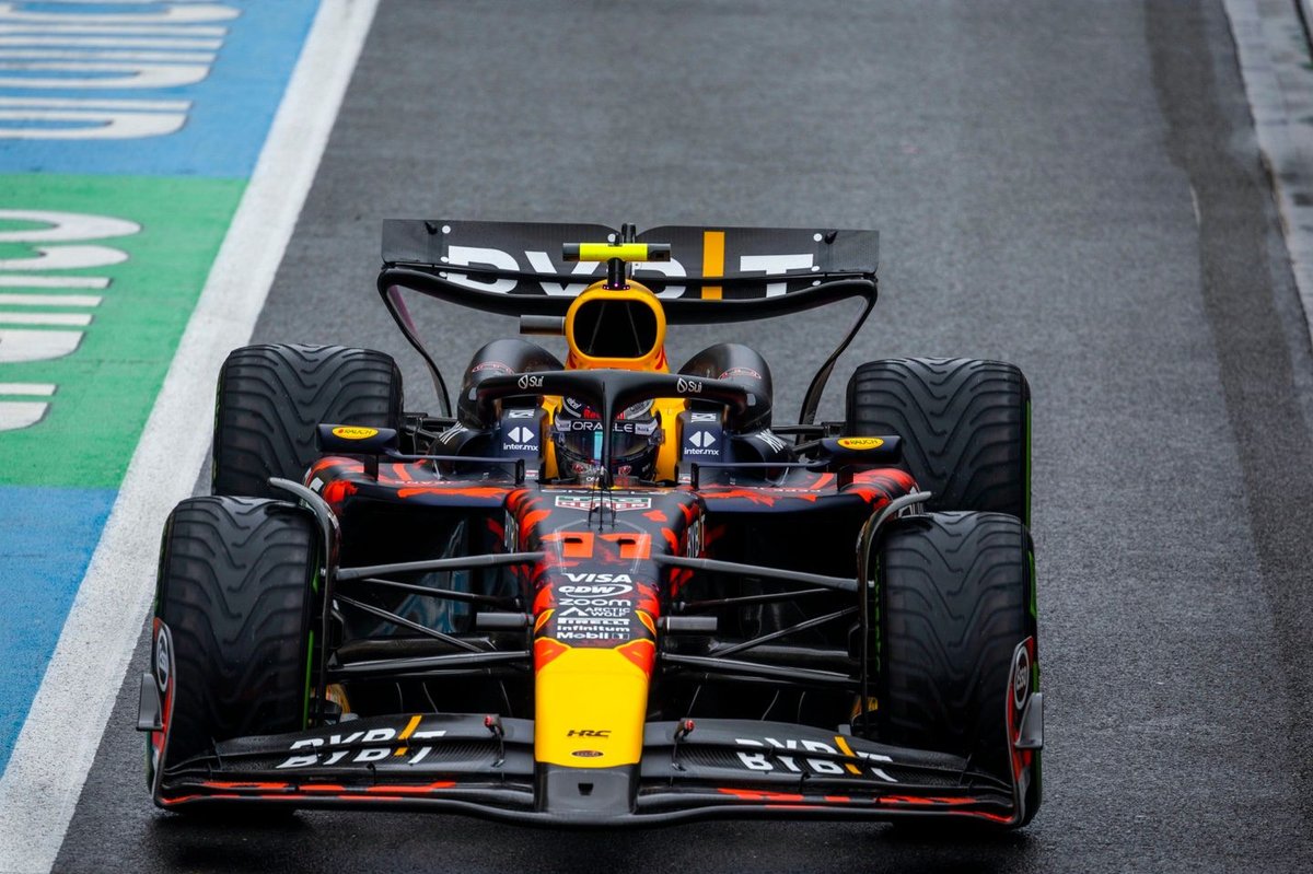 Checo Pérez sale desde el pitlane en el GP de Gran Bretaña de F1