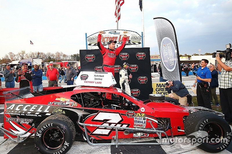 Jon McKennedy takes lead late to win Whelen Modified Tour opener