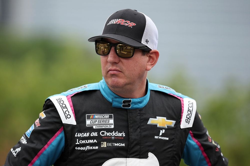 Kyle Busch: Drivers with rear camera shouldn't get a spotter