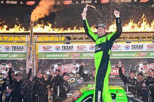 Kyle Busch tops Truex at Phoenix for NASCAR win No. 199