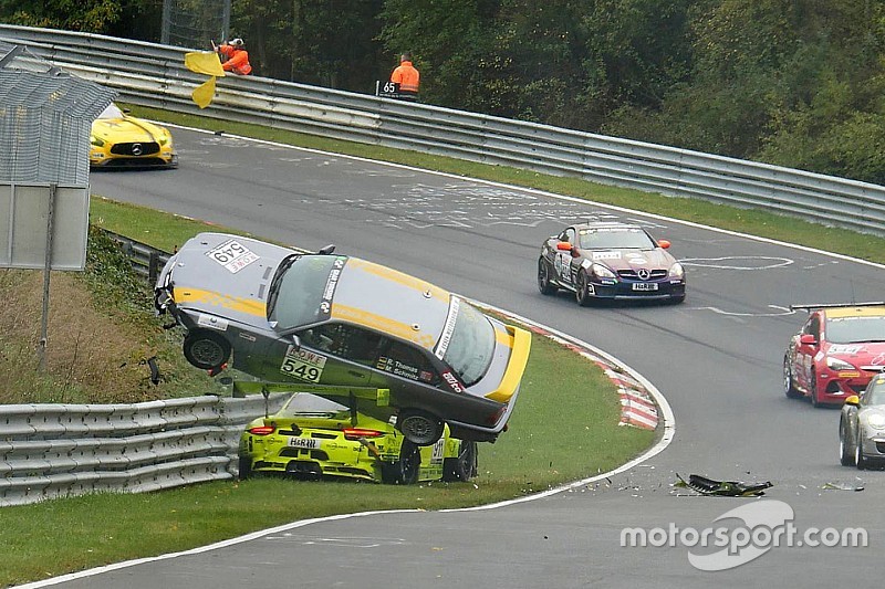 Fotostrecke: Der spektakuläre Porsche-BMW-Crash bei VLN 8