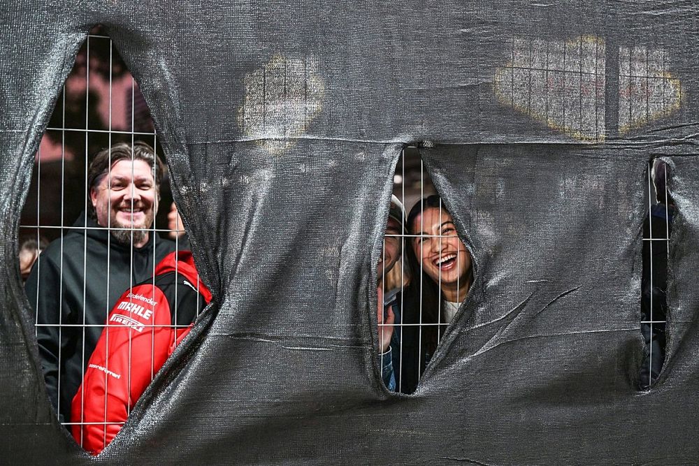F1 fans tore down view-blocking screens during Las Vegas GP