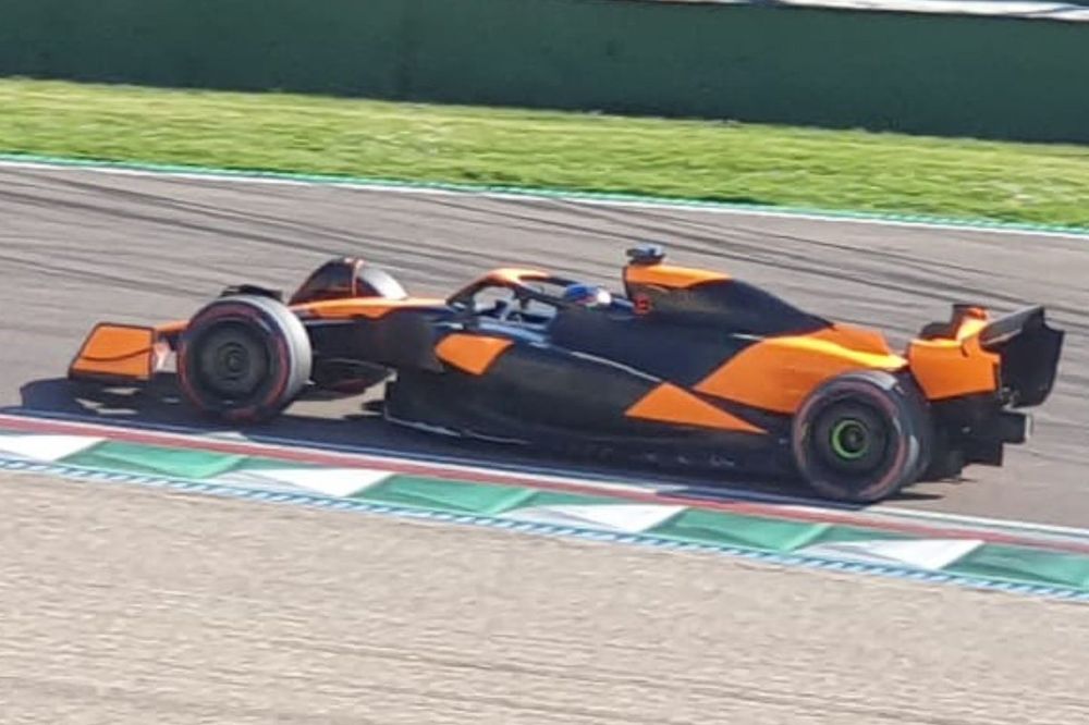Fotos: un McLaren F1 MCL36 camuflado prueba en Imola