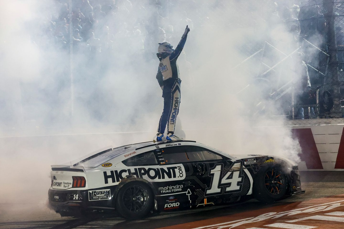 Briscoe wins his way into the playoffs in wild Darlington victory