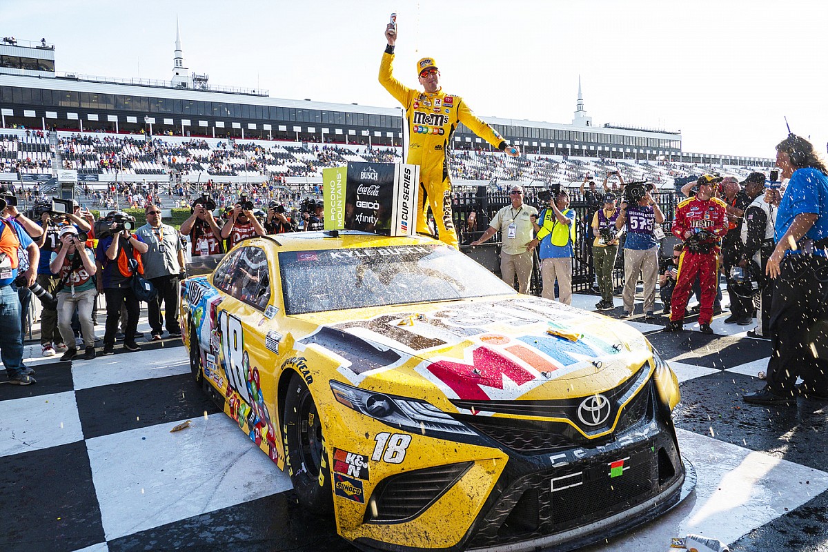 Sin clutch y poco combustible, Kyle Busch ganó Pocono II