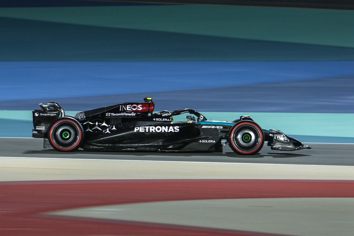 Mercedes domina la FP2 en Bahréin, Checo Pérez en el top 10