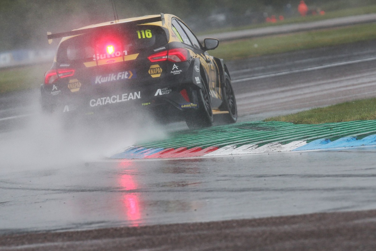 How an impromptu throwback demonstrated BTCC's sky-high level at a wet Thruxton