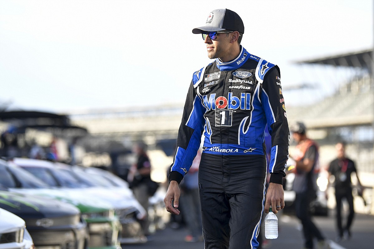 Aric Almirola anuncia su retiro para finales de 2022
