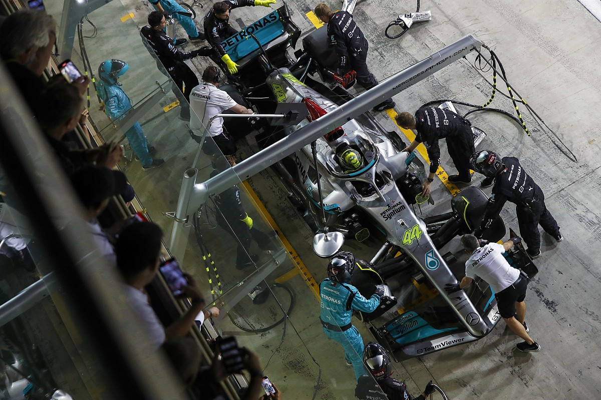 Hamilton’s sour Abu Dhabi F1 race “sums up the whole year”