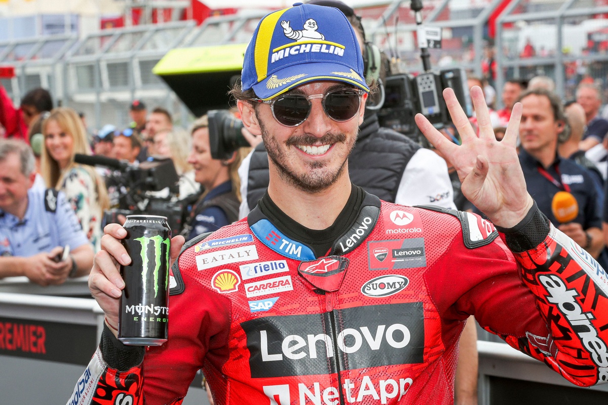 Bagnaia arrasa en la 'Race of Champions' de Ducati; Márquez la lía para ...