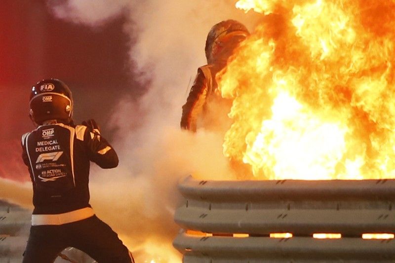 Romain Grosjean hält nach fünf Jahren seinen Feuer-Helm in den Händen