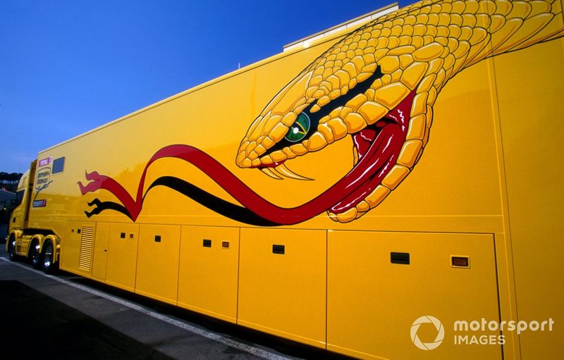 2025年は”巳年”だから蛇のF1……大胆なノーズ先端カラーリングのジョーダン197