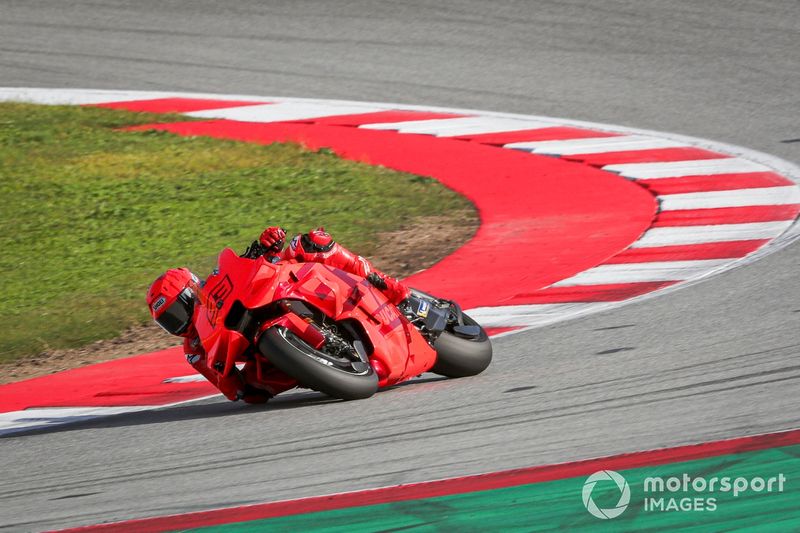 Marc Márquez inicia la era 'todo al rojo' en los test de Barcelona