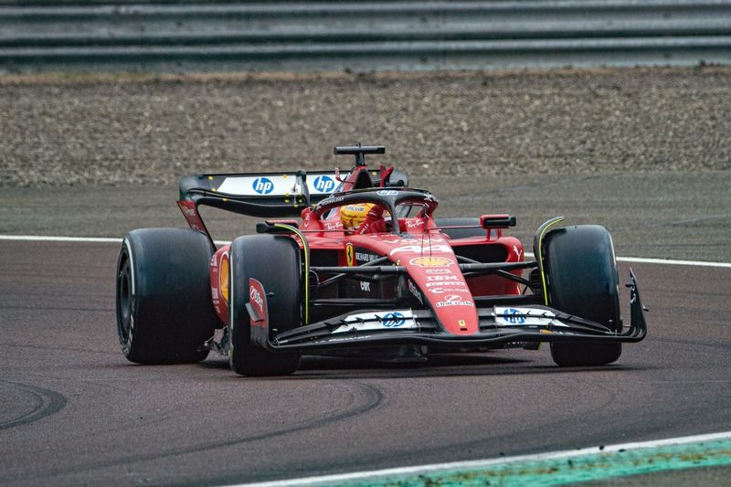 F1 | L'esordio di Hamilton in Ferrari termina dopo 30 giri fatti a Fiorano