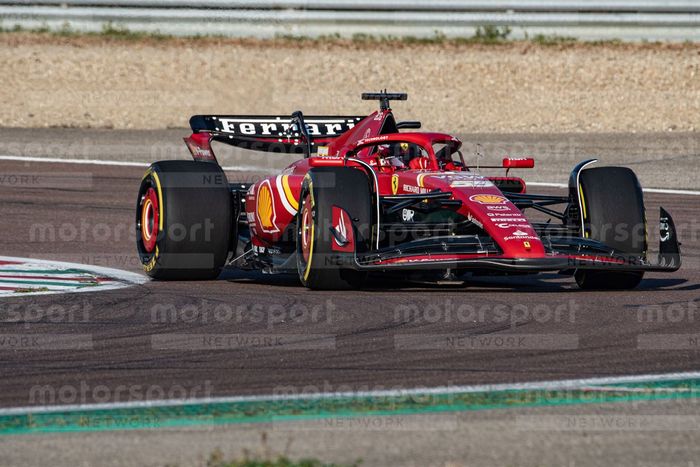 Vídeos y fotos: ¡así lucen los coches de F1 2024 en circuito!