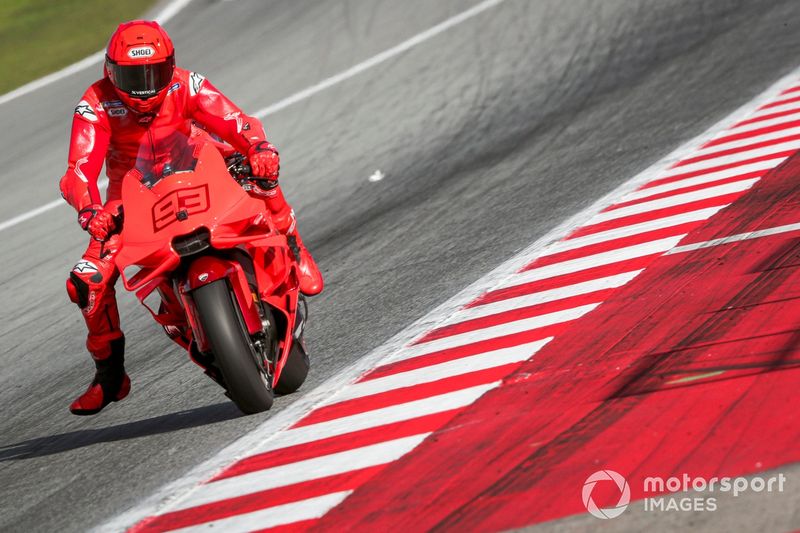 Marc Márquez inicia la era 'todo al rojo' en los test de Barcelona