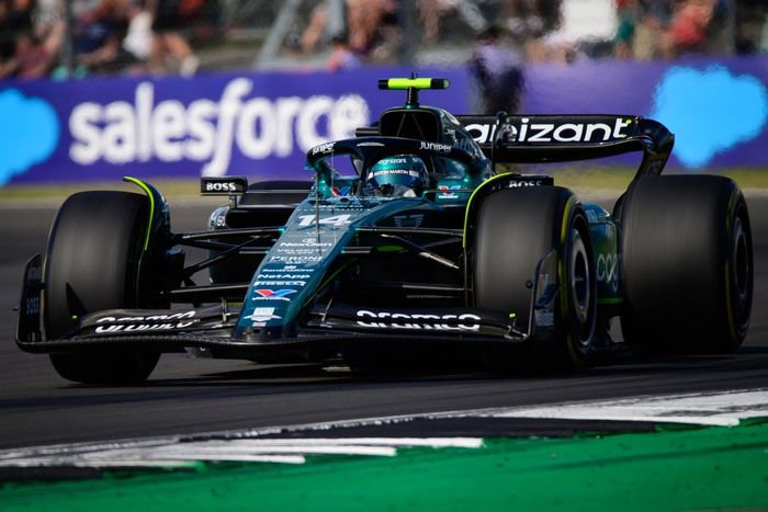 Bombazo de McLaren y pole de Verstappen en Silverstone; KO de Pérez