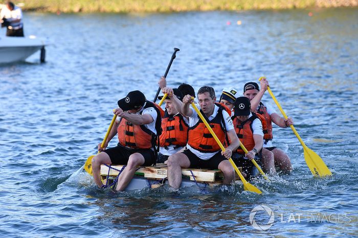 Williams vuelve a la victoria y McLaren al podio... en una balsa
