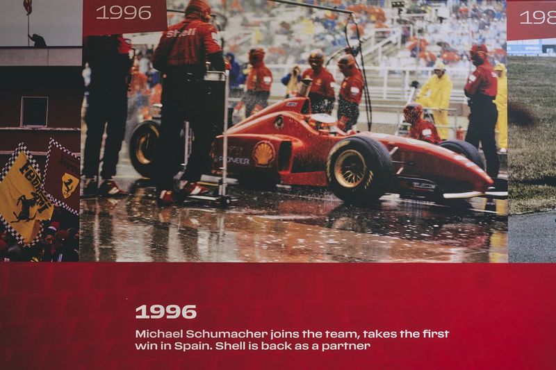 F1 | Ferrari celebra il suo DNA sportivo con due timeline nel box