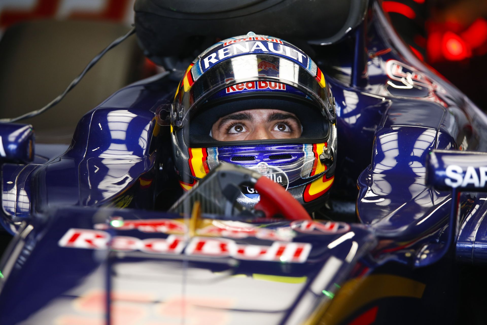 Vajon a Forma-1-es autóban ülve mi jár Carlos Sainz fejében?