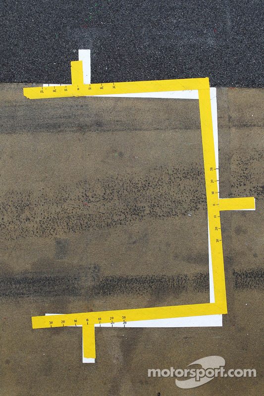 How do the drivers Park in their grid slots so perfectly? : r/formula1